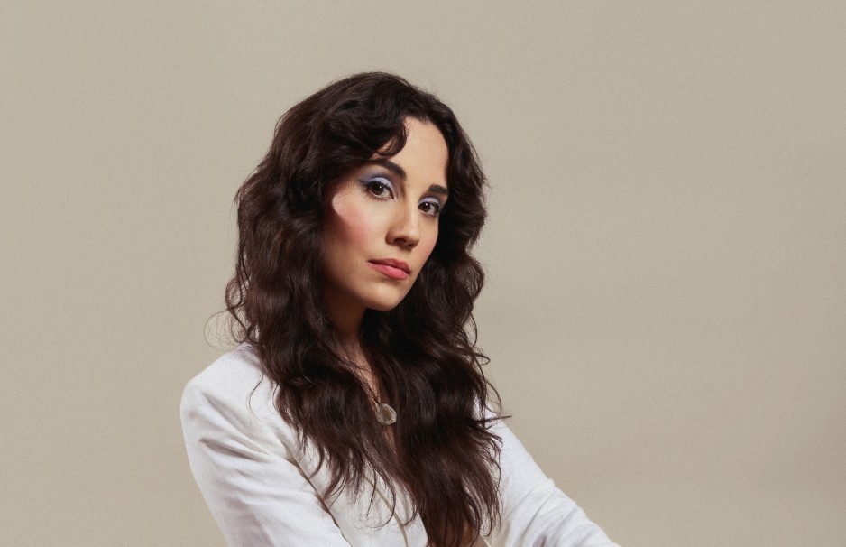 Myra Ruiz apresenta show solo escrito, dirigido e produzido por ela em ...